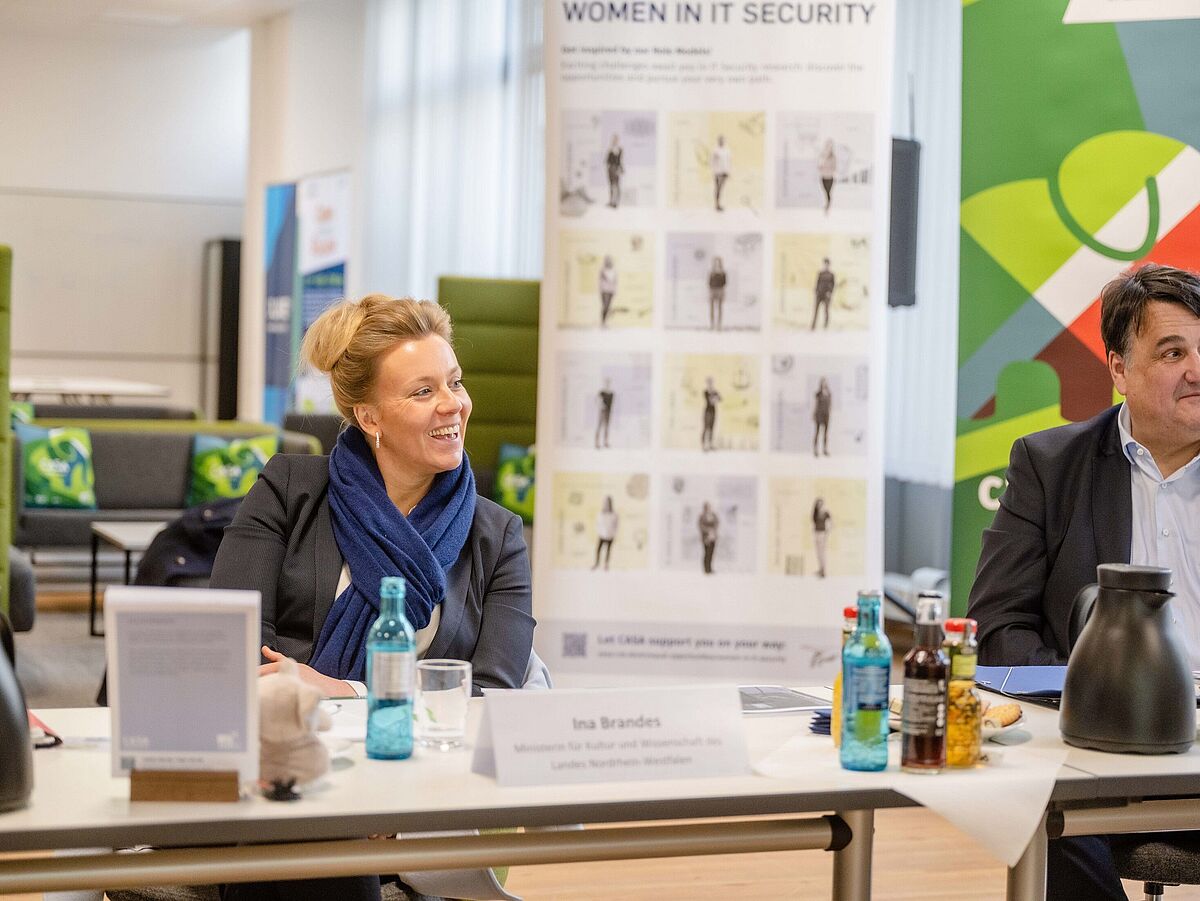 Wissenschaftsministerin Ina Brandes zu Besuch am HGI